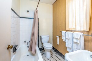 Quarto Básico, 1 cama queen-size, vista para a montanha | Casa de banho | Artigos de higiene pessoal grátis, um secador de cabelo 