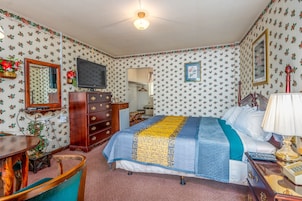 Quarto Individual Básico, 1 cama king-size, banheira de hidromassagem grande, vista para a montanha | Secretária, secretária adequada para computadores portáteis 