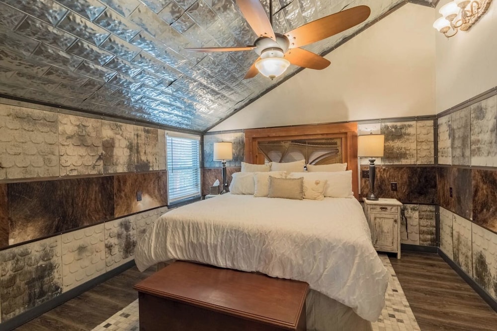 Our Symphony - Music-themed Casita At Shopping With Siobhain's Downright Comfort - Comfort, TX