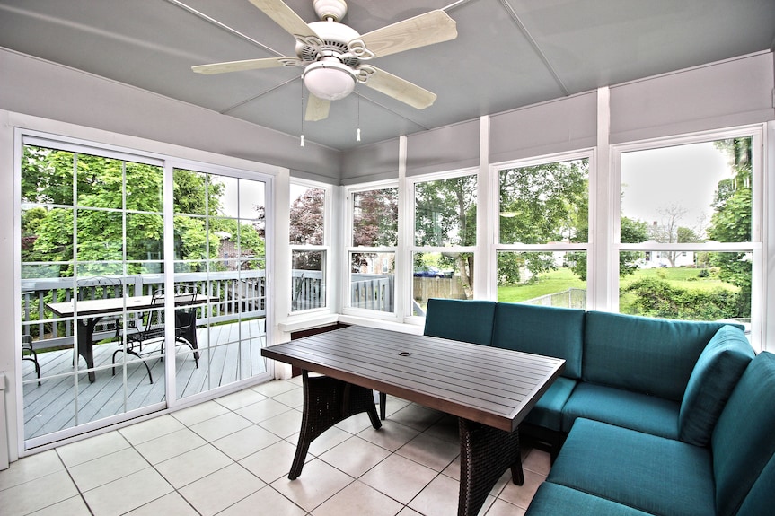 The Sea Breeze Ocean Beach House: 6 Queen Beds - Ocean Beach Park, CT