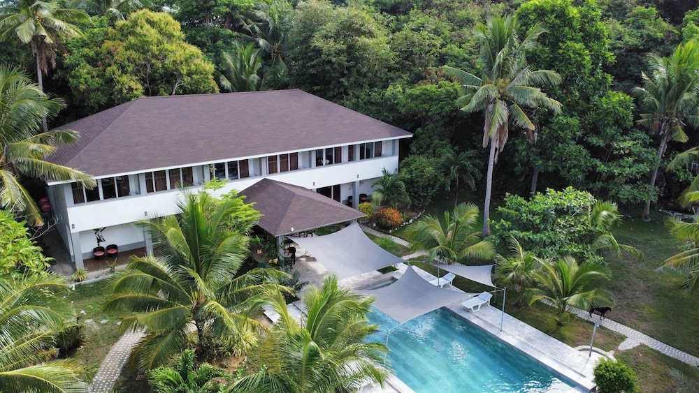 Sunset Cove Beach & Dive Resort - Romblon