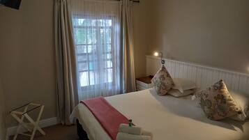 Quarto Duplo (With Shower) | Edredões de penas, cofre no quarto, secretária, ferro/tábua de engomar