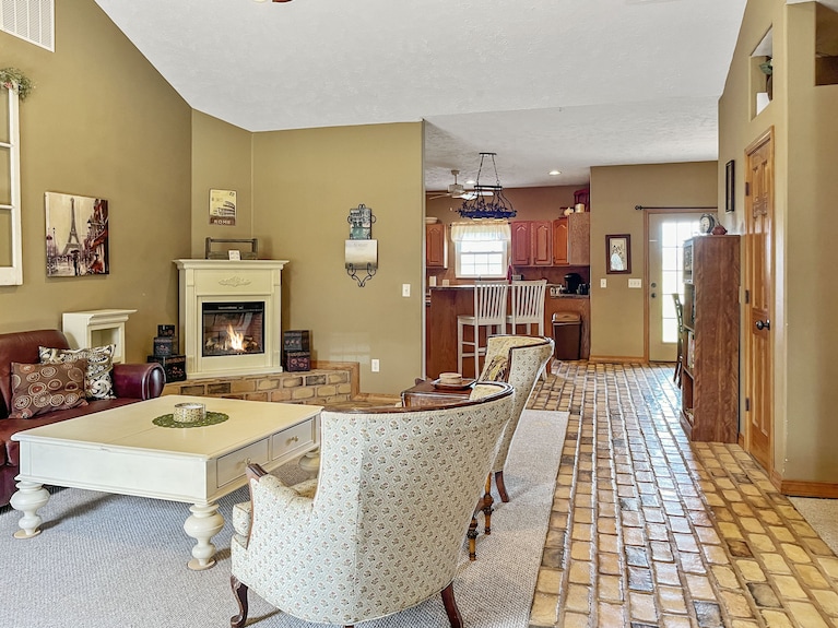 Honeysuckle House: Foseball, Firepit, Porch Swing, Groups - Ozark, MO