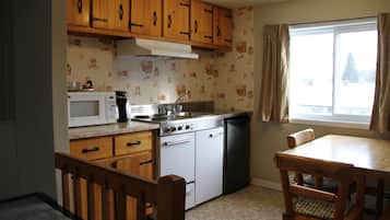 Quarto quádruplo família, 2 camas de casal, para não fumantes, cozinha americana | Cozinha privada | Geladeira, micro-ondas, fogão, cooktop