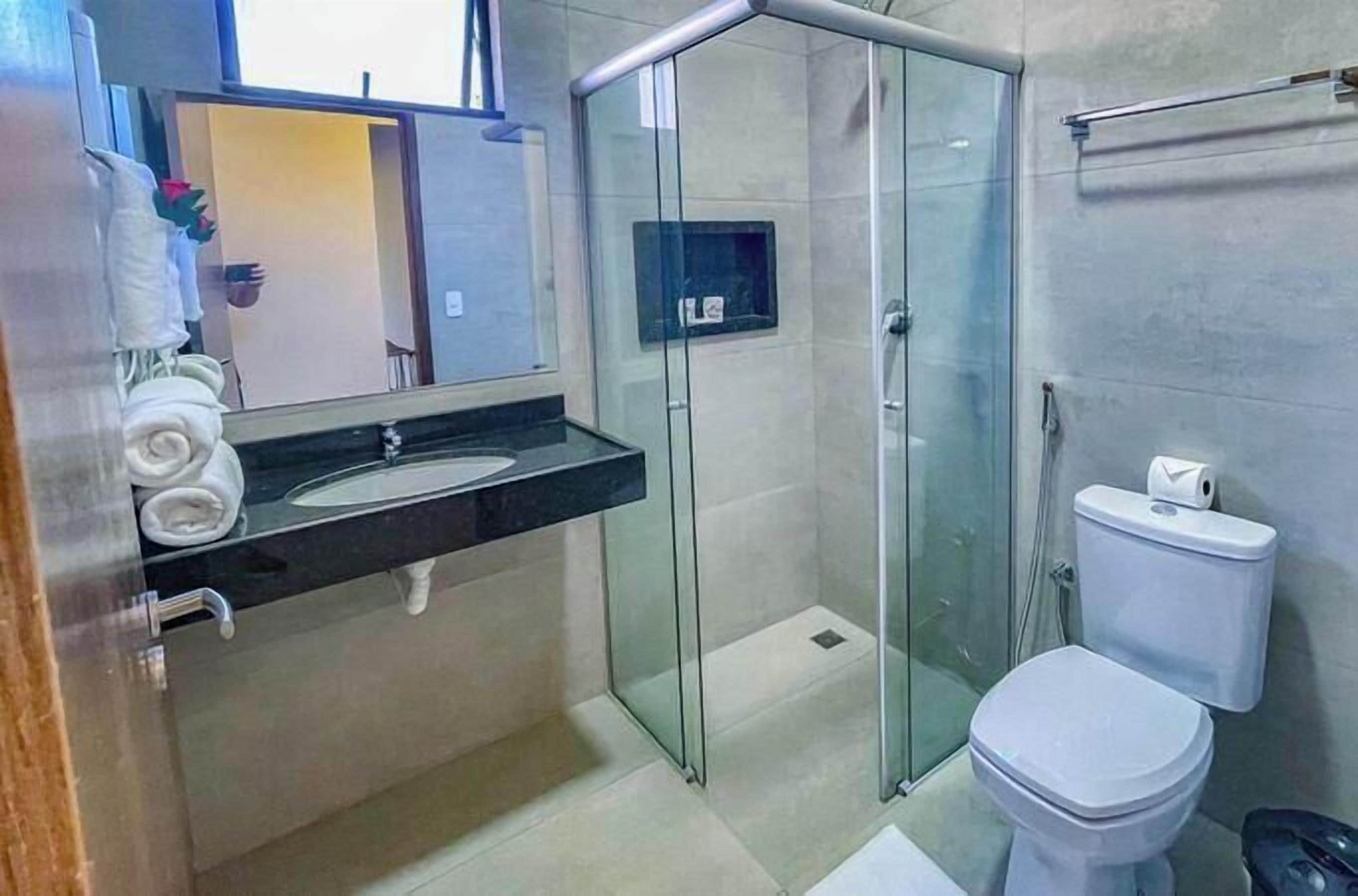 Apartamento Superior | Casa de banho | Um polibã, artigos de higiene pessoal grátis, um secador de cabelo 