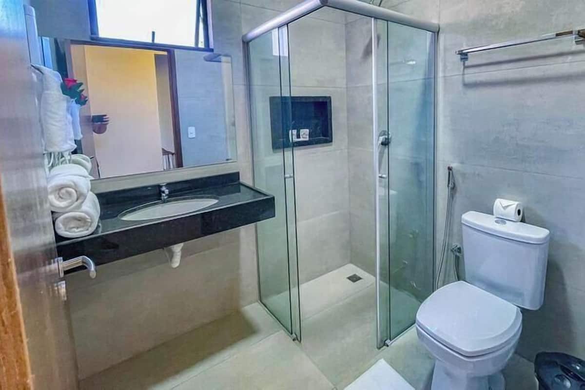 Apartamento Superior | Casa de banho | Um polibã, artigos de higiene pessoal grátis, um secador de cabelo
