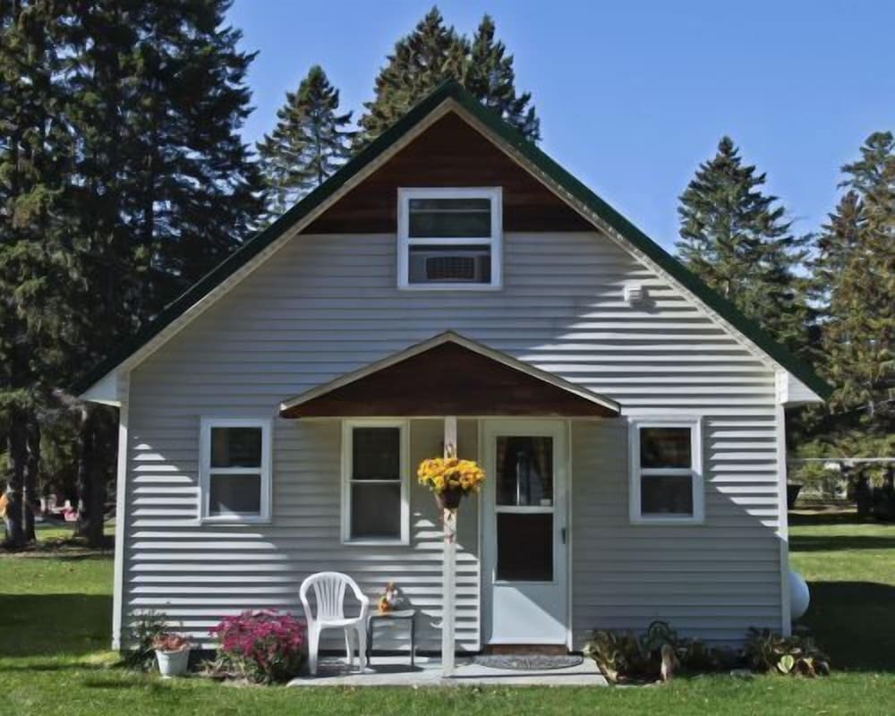 #7 - Northwoods Retreat 3 Bedroom Cabin By Redawning - Mackinaw City, MI