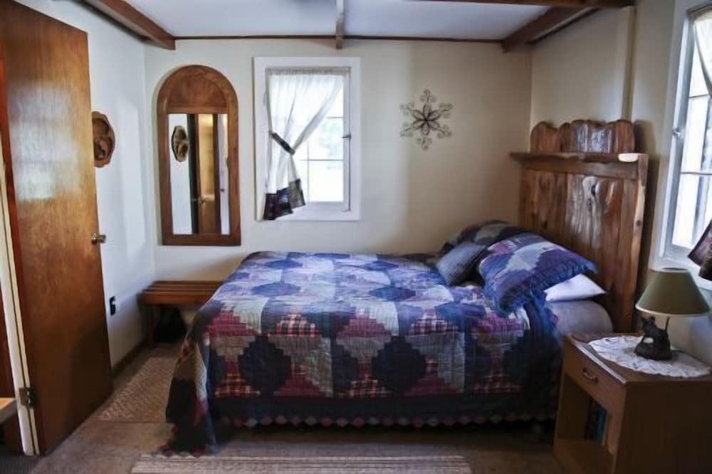#4 - Loon's Landing 2 Bedroom Cabin By Redawning - St. Ignace, MI