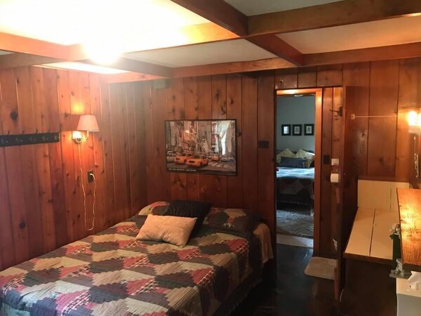 #5 - Times Square 2 Bedroom Cabin By Redawning - All Seasons Resort, Carp Lake