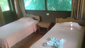 Secretária, cortinas/cortinados opacos, roupa de cama fornecida