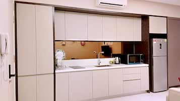 Suite (Korean) | Kitchenette privada | Um frigorífico/congelador grande, um micro-ondas, uma placa de cozinha