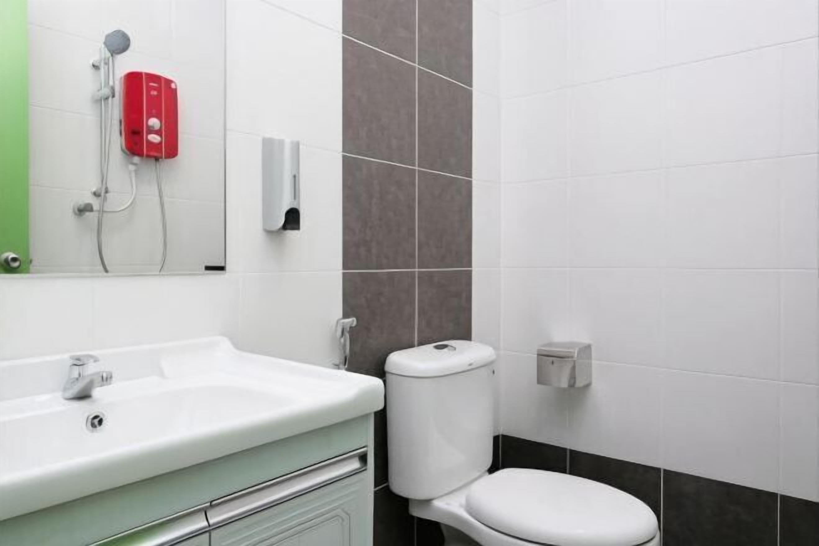 Um polibã, um bidé, toalhas fornecidas 