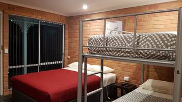 Quarto Familiar, várias camas, vista para o pátio | 1 quarto, cortinas/cortinados opacos, ferro/tábua de engomar