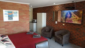 Quarto Deluxe, 1 cama queen-size, vista para o pátio | 1 quarto, cortinas/cortinados opacos, ferro/tábua de engomar