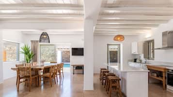 Villa de Luxo | Cozinha privada | Um frigorífico/congelador grande, um forno, uma placa de cozinha