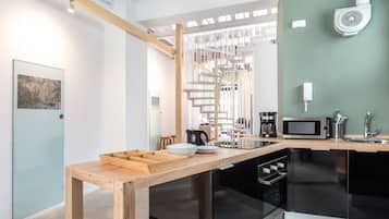 Dúplex Deluxe, 2 camas de casal | Cozinha privada | Um frigorífico/congelador grande, um micro-ondas, um forno
