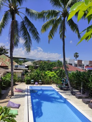 Piscina exterior, da(s) 9:00 à(s) 21:00, guarda-sóis, espreguiçadeiras 