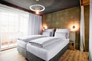 Quarto casal conforto, sacada | Cofres nos quartos, individualmente decorados
