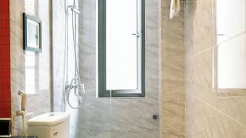 Quarto casal luxo | Banheiro | Chuveiro com efeito de chuva, produtos de toalete grátis