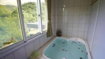 Um polibã, artigos de higiene pessoal grátis, um secador de cabelo