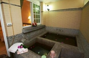 Um polibã, artigos de higiene pessoal grátis, um secador de cabelo 