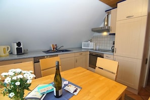 Apartamento (Simone) | Cozinha privada | Um micro-ondas, um forno, uma placa de cozinha