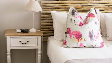 Quarto Deluxe, 1 cama queen-size (Queen) | Roupa de alta qualidade, minibar, cofre no quarto