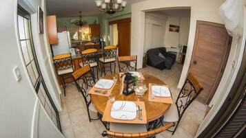 Villa, 3 quartos | Refeições no quarto