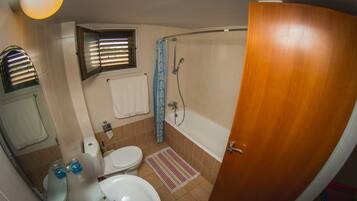 Villa, 3 quartos | Casa de banho | Um polibã e uma banheira separados, um secador de cabelo