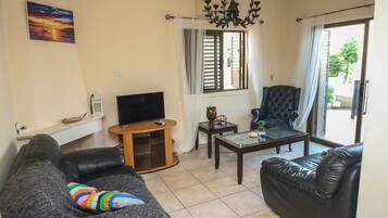 Villa, 3 quartos | Sala de estar | TV de ecrã plano