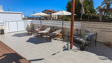 Terraço com espreguiçadeiras