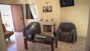 Villa, 3 quartos | Sala de estar | TV de ecrã plano