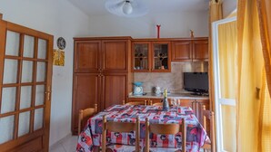 Apartamento, 3 quartos | Refeições no quarto
