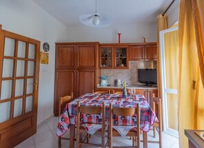 Apartamento, 3 quartos | Refeições no quarto