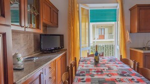 Apartamento, 3 quartos | Refeições no quarto