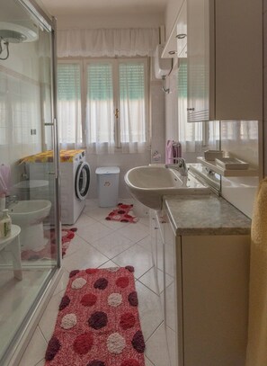 Apartamento, 3 quartos | Casa de banho | Um polibã, um chuveiro fixo, um bidé, toalhas fornecidas 