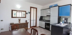 Apartamento, 2 quartos | Cozinha privada | Geladeira grande, fogão, cooktop, talheres/pratos/utensílios de cozinha
