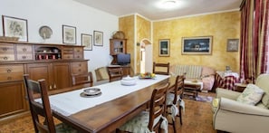 Apartamento, 3 quartos | Sala | Televisor 
