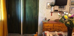 Apartamento, 3 quartos | Comodidade do quarto