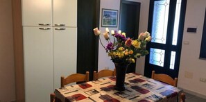 Apartamento, 3 quartos | Refeições no quarto