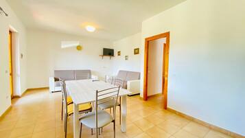 Apartamento, 2 quartos | Sala de jantar