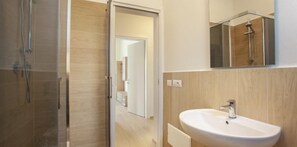 Apartamento, 2 quartos | Banheiro | Chuveiro, chuveiro com efeito de chuva, secador de cabelo 