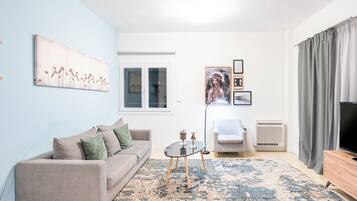 Apartamento, 3 quartos (3rd Floor) | Área de estar | TV de tela plana