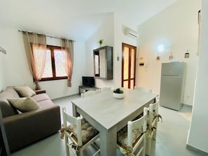 Apartamento, 2 quartos | Sala de jantar