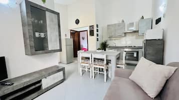 Apartamento, 2 quartos | Sala de estar | TV de ecrã plano