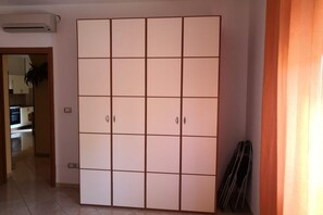 Apartamento, 3 quartos | Comodidade do quarto