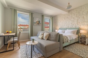 Suíte estúdio exclusiva, vista para a cidade | Área de estar | TV de tela plana