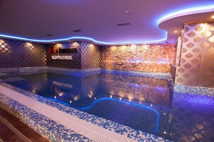 Piscina interior, piscina exterior sazonal 