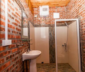 Um polibã, um chuveiro fixo, um secador de cabelo, roupões