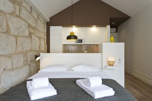 Estúdio superior | Roupas de cama premium, Wi-Fi de cortesia, roupa de cama